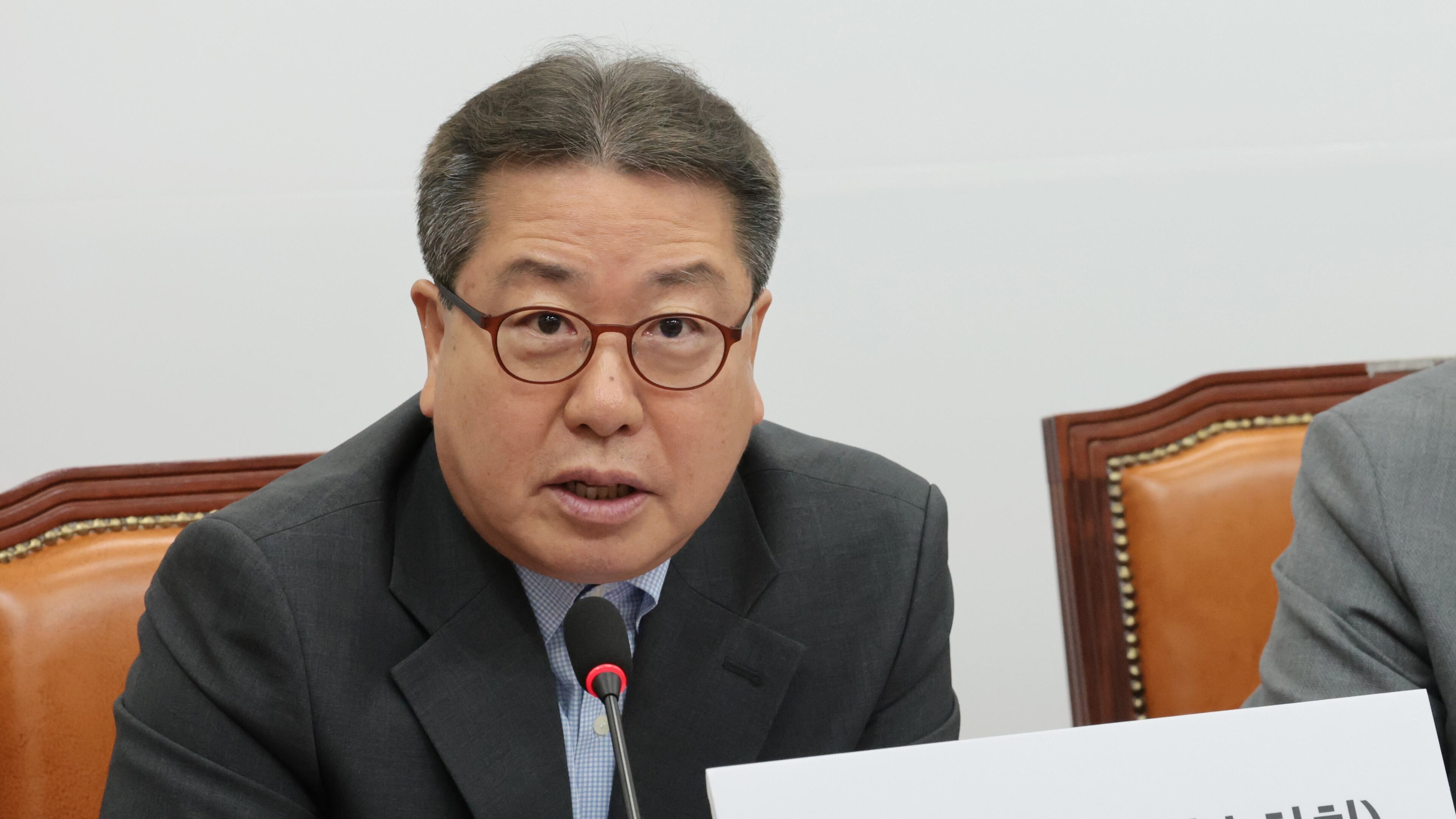 People Power Party clash over resignation demand