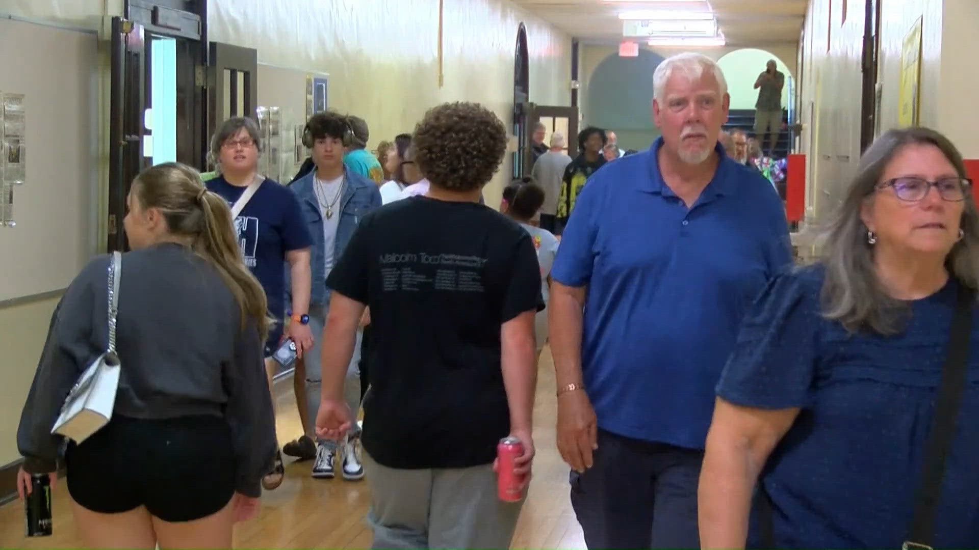 Former students, staff of Harvard Elementary take final walk through ...