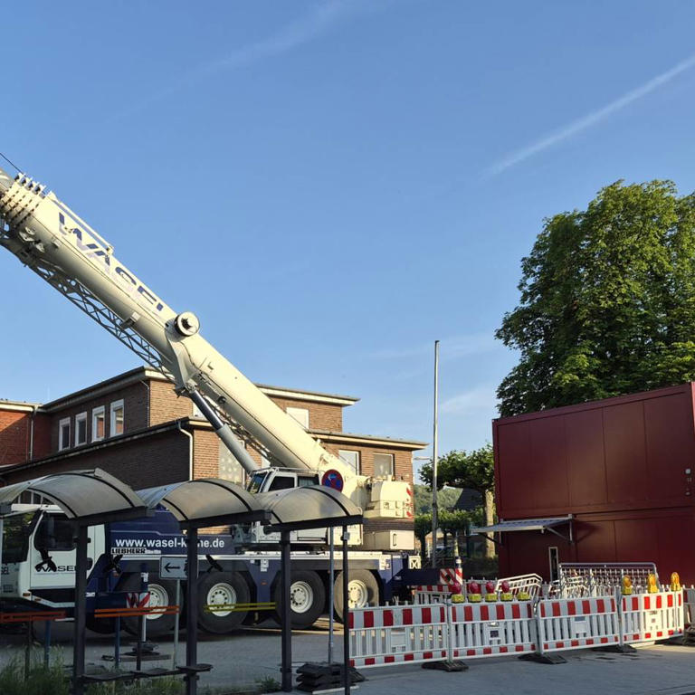 Neue Container aufgestellt – OGS-Ausbau nimmt Formen an