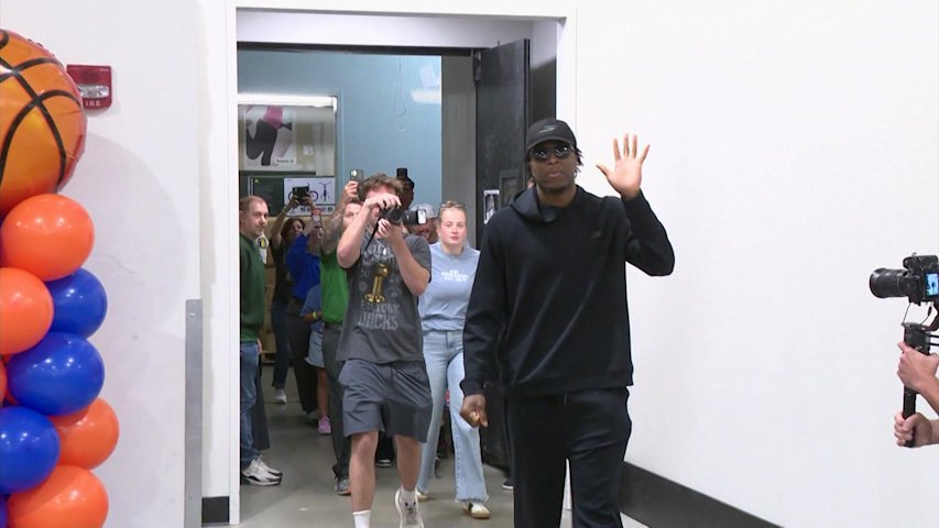 Knicks star OG Anunoby meets fans at Yonkers event