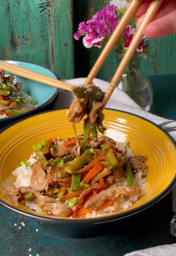 Riso con straccetti di vitello e verdure saltate: ricetta fusion facile ...