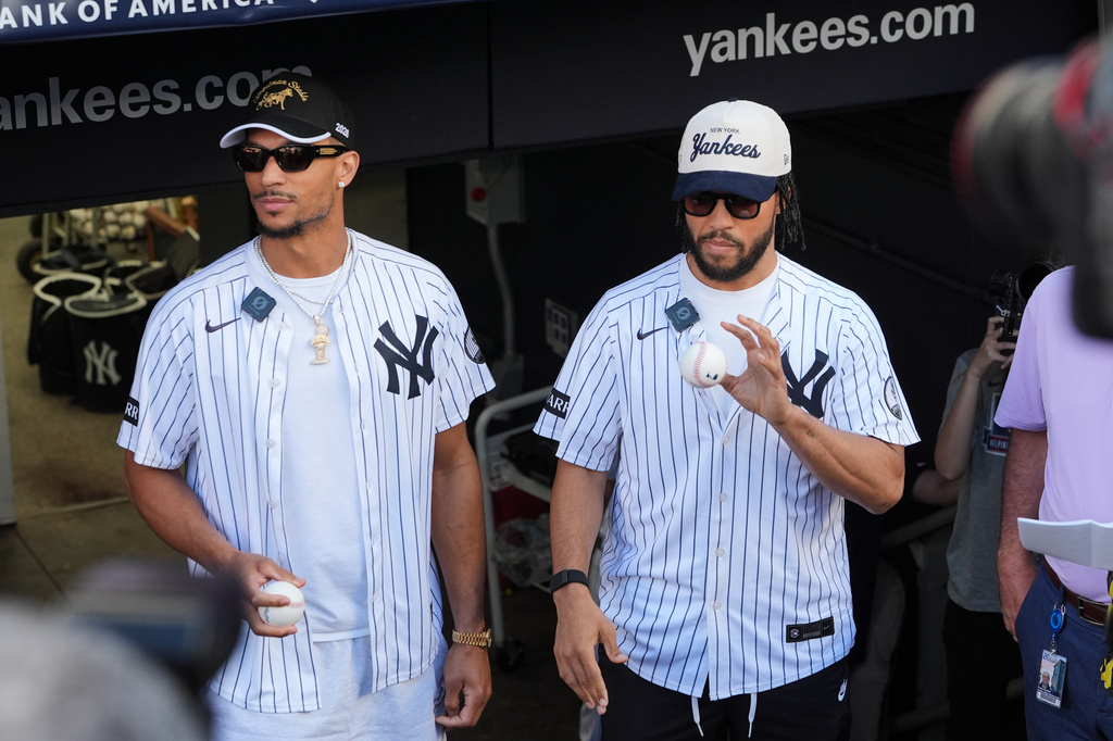 Brunson and Hart throw out first pitches at Yankee Stadium as Knicks ...
