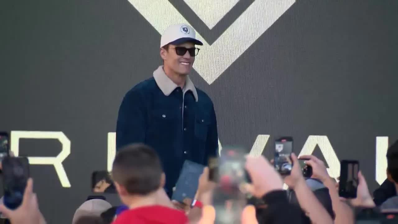 Tom Brady welcomed to Sacramento for CardVault store opening