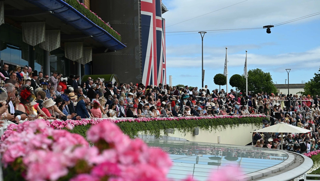 Kate Middleton makes elegant return to Royal Ascot with curtsy to King ...