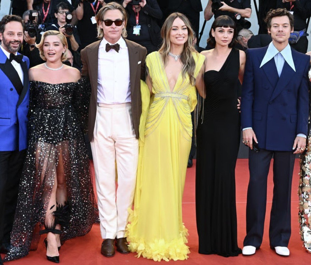Olivia Wilde was served custody papers on stage. Then Tom Cruise said ...