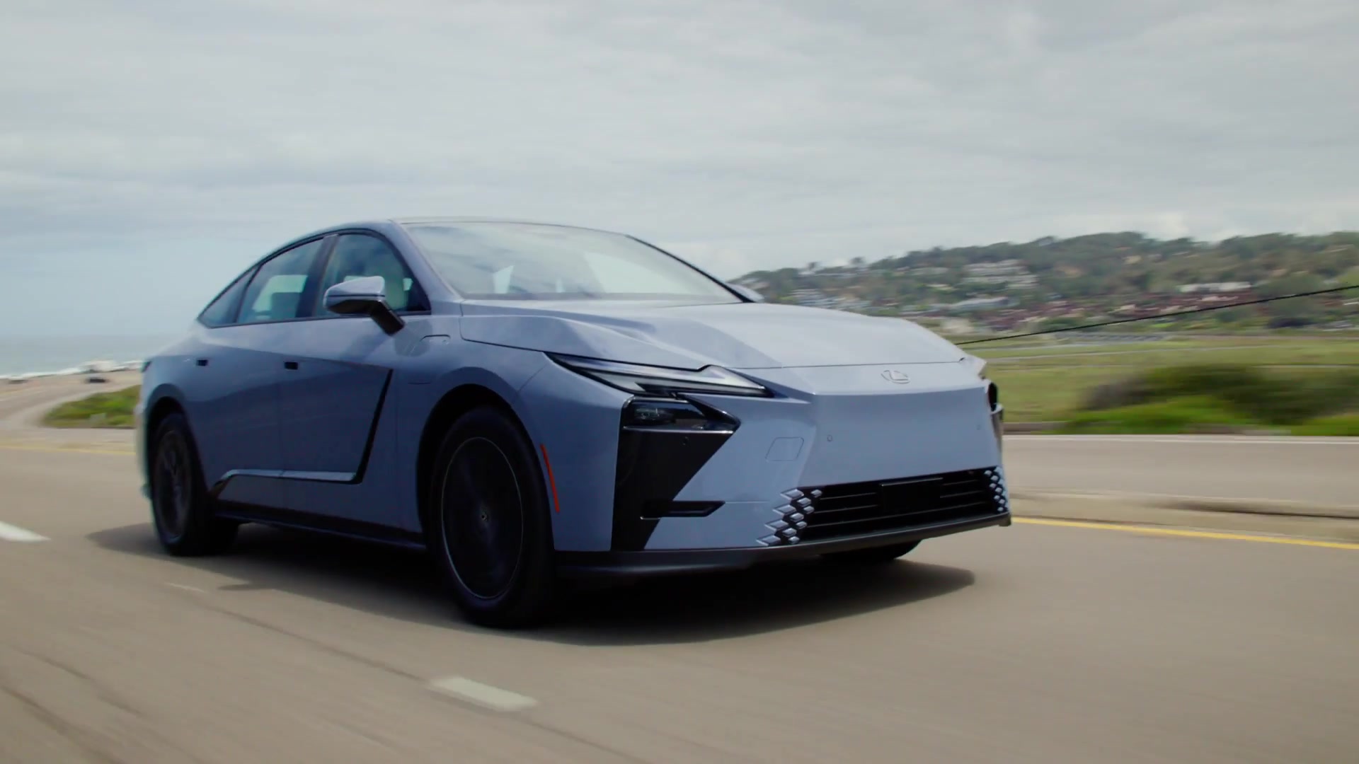 The new Lexus ES 350e Premium in skylight blue driving video