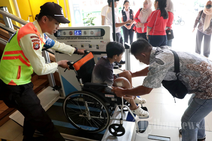Fasilitas platform lift di Stasiun Cikini