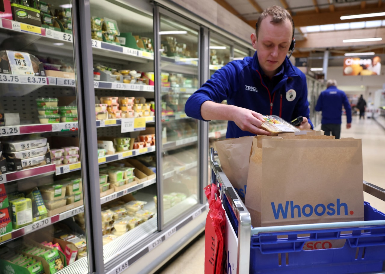 Tesco sales bolstered by online growth