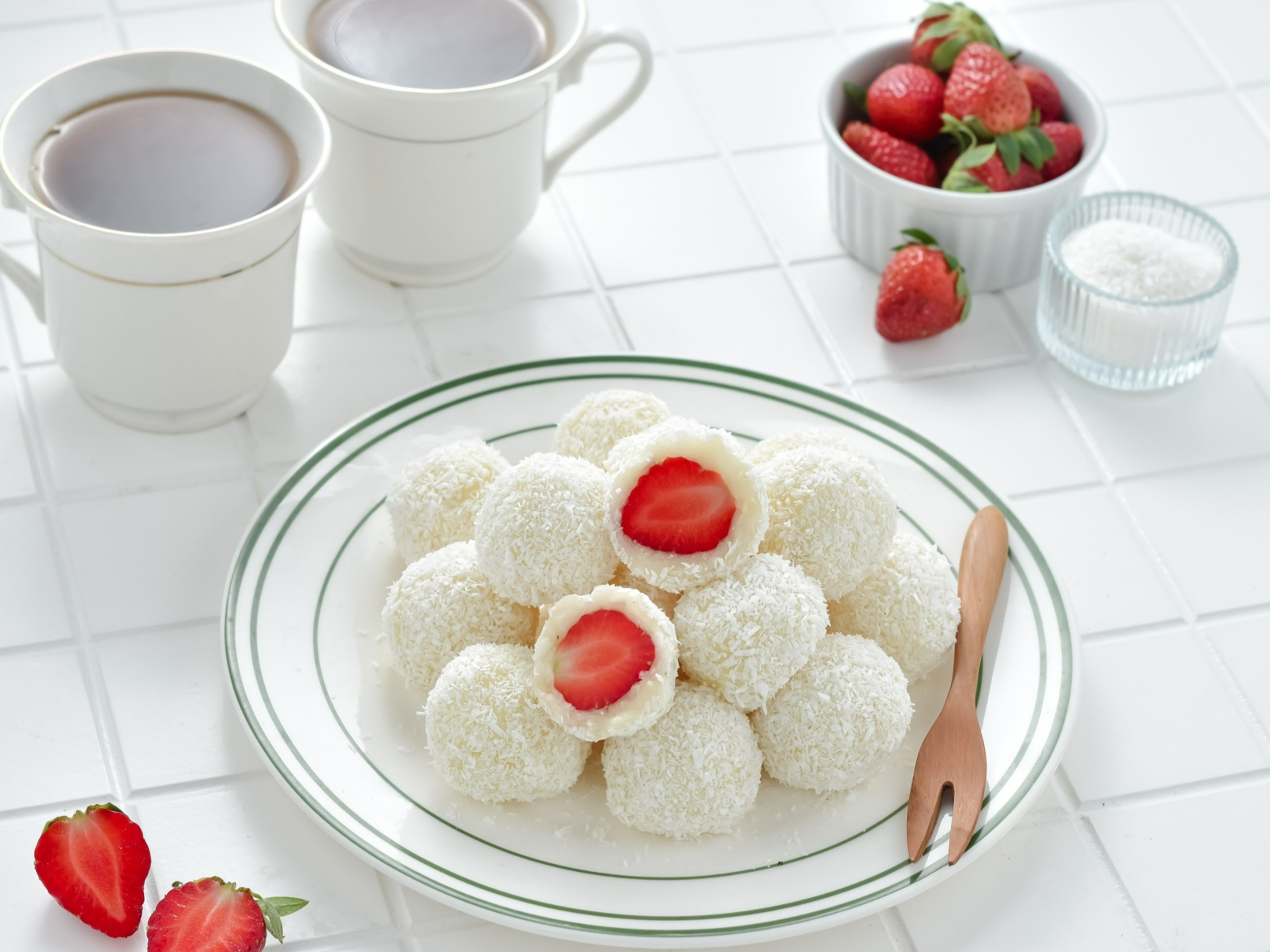 Nie kupuję już Raffaello. W tych kokosowych kulkach chowam truskawkę, a ...