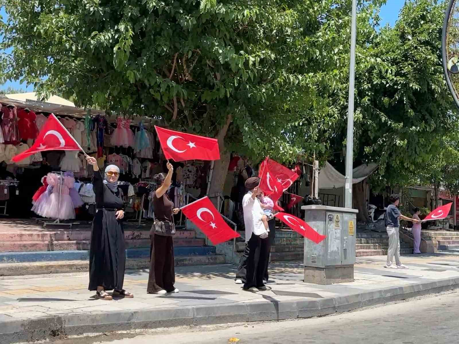 Tarsus’ta milli heyecan caddelere taştı