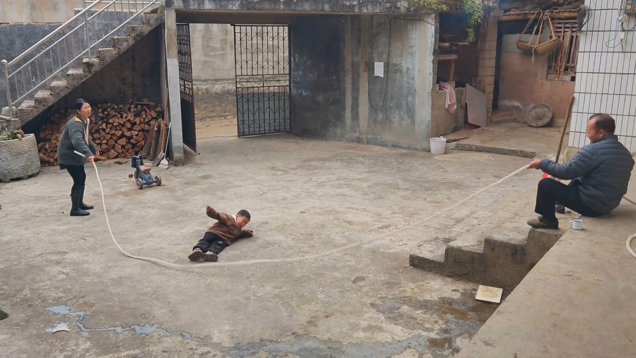 Funny jump rope fail in Guizhou