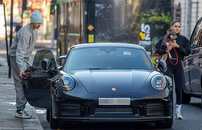 Romeo Beckham bị phạt vì vừa lái xe vừa dùng điện thoại