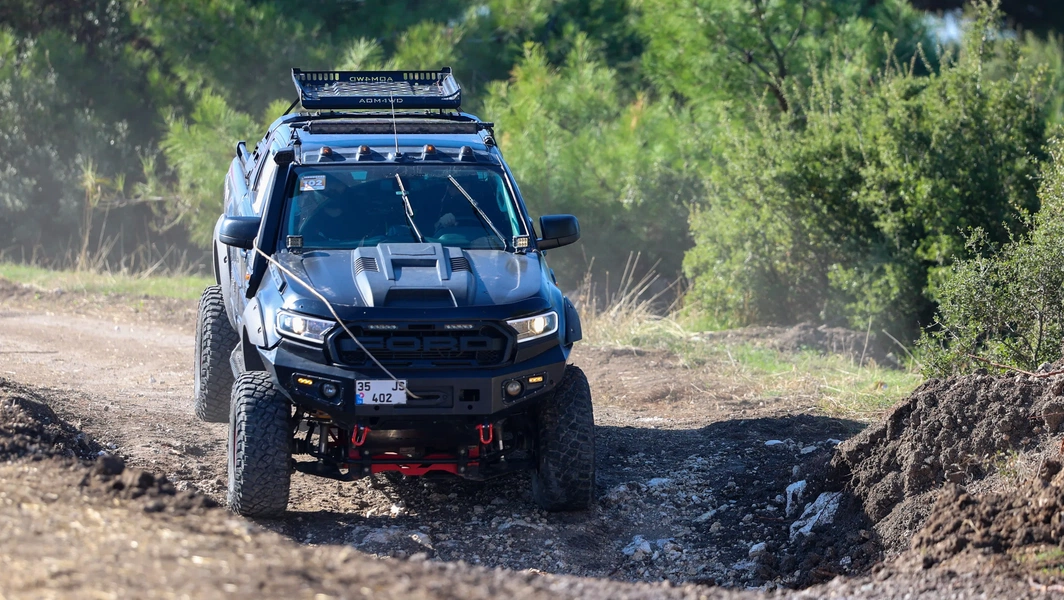 Comparing lift kits and leveling kits for trucks
