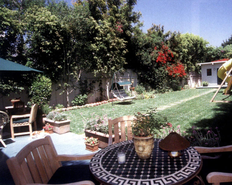 Pamela Anderson's early 2000s backyard predicted the biggest outdoor ...