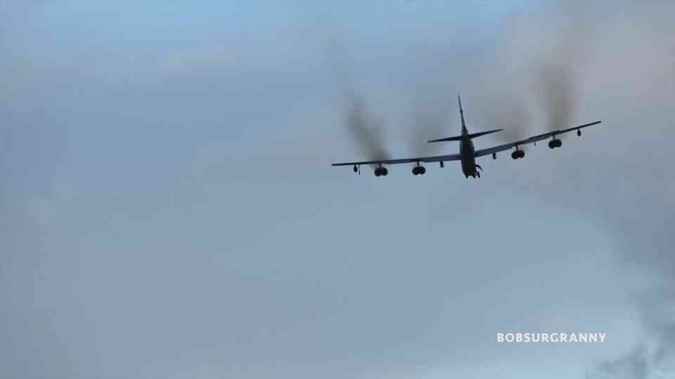 Watch this B-52 Stratofortress take off - 70 years old and still ...