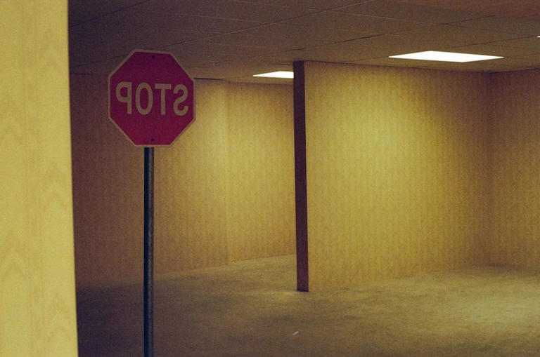 Backrooms-Kritik: Psycho-Horror auf ganz neuem Level