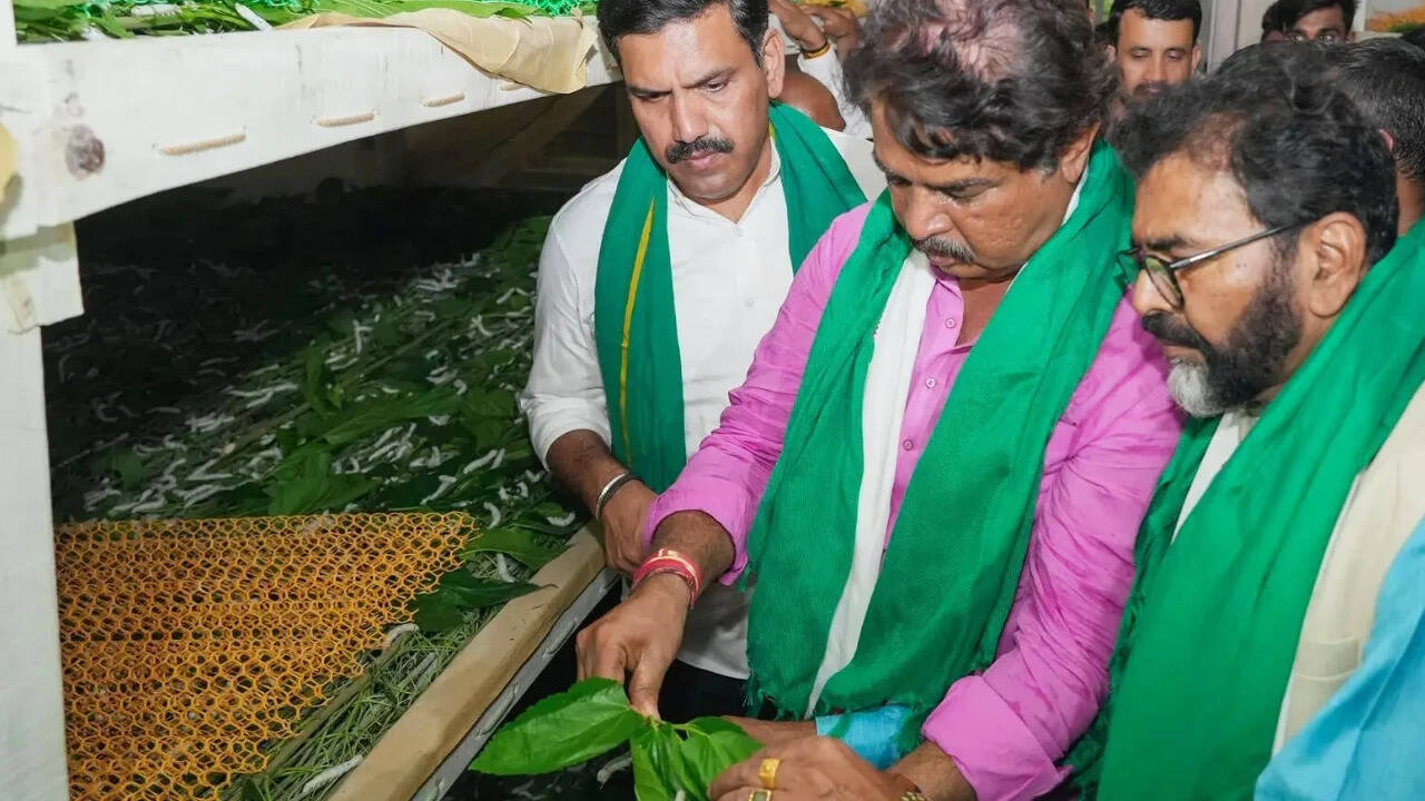 'Stop land acquisition': Bidadi farmers take fight to Rahul Gandhi; BJP ...