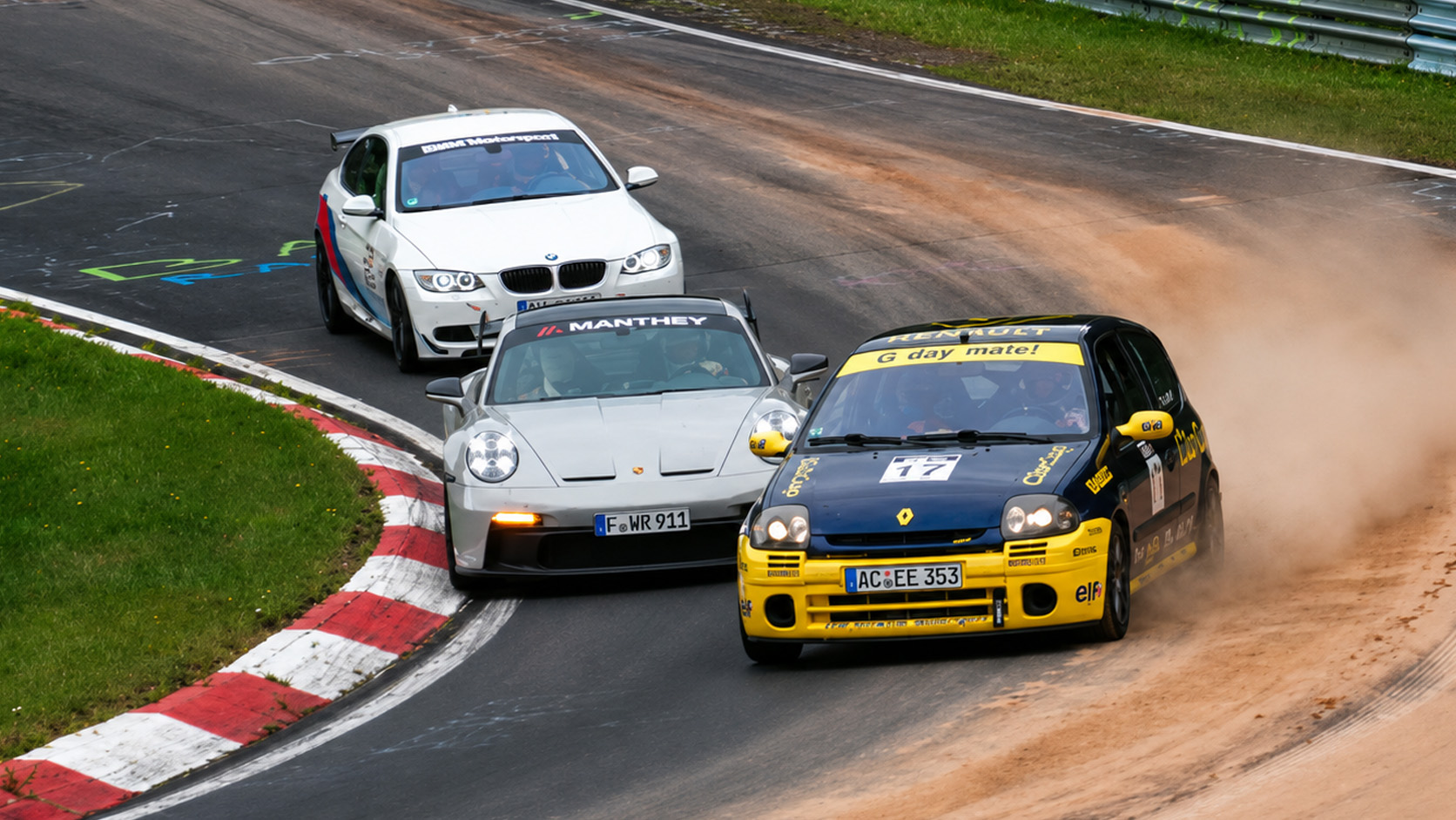 Small hatchback attempts an overtake while leaking oil mid-corner