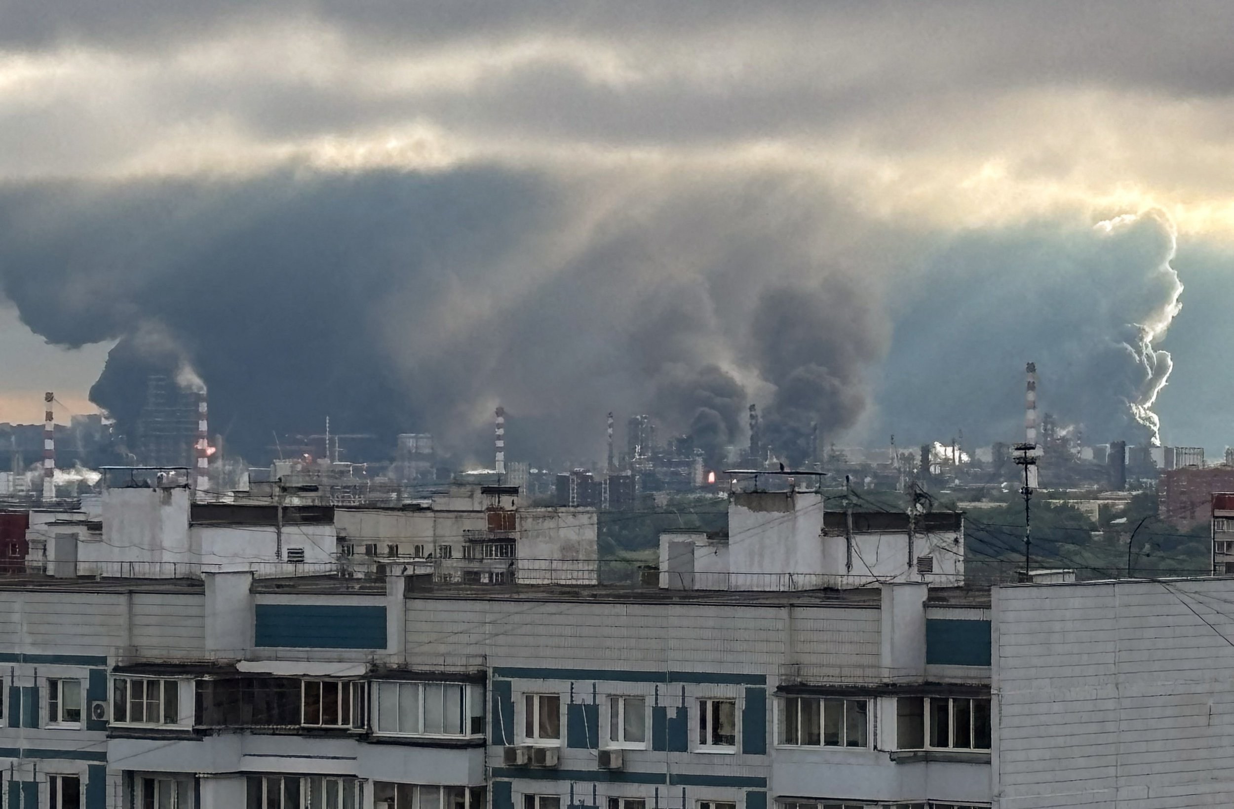 Moscow blanketed in noxious smoke after Ukraine launches biggest attack ...