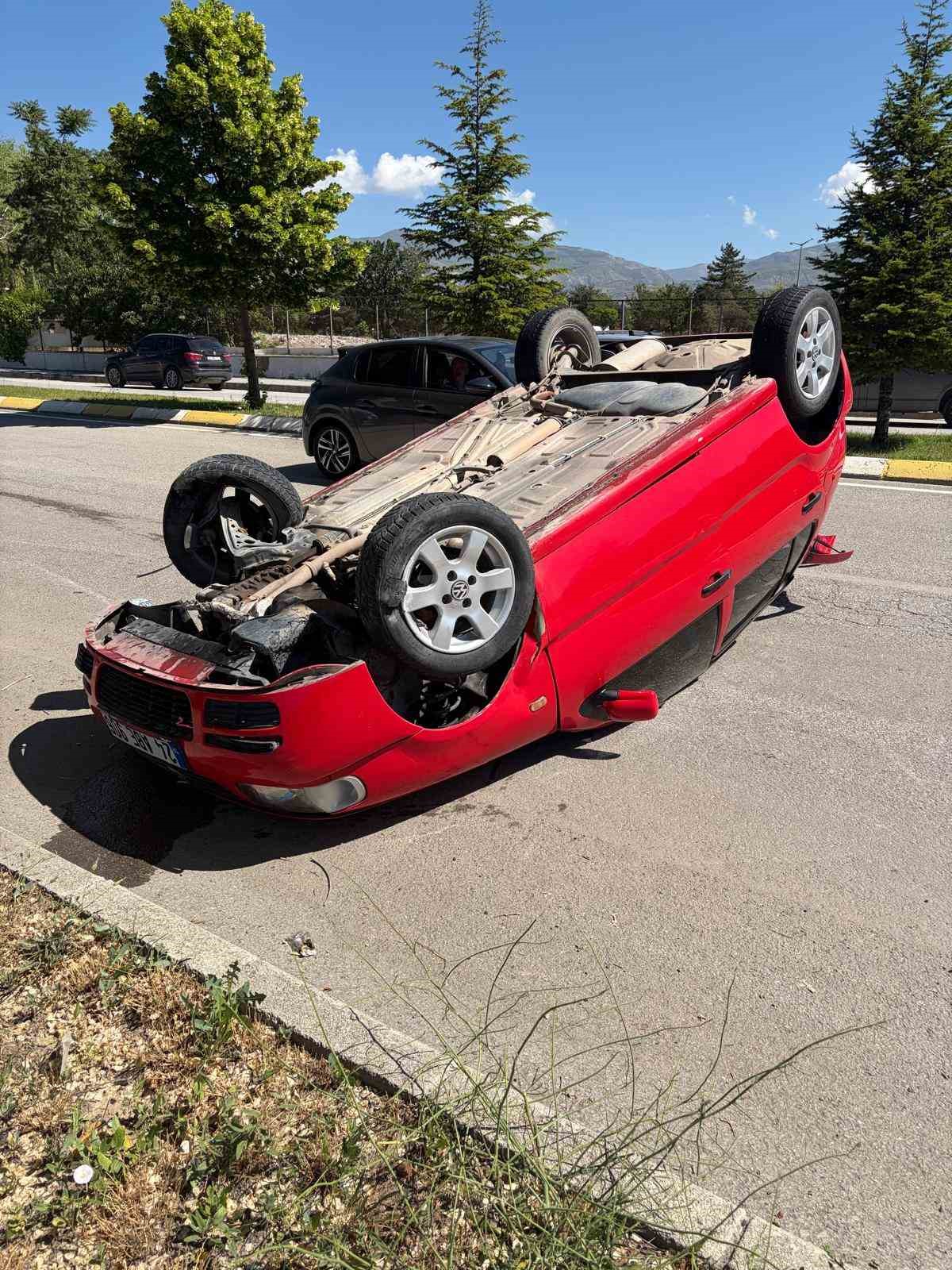 Erzincan’da otomobil takla attı: 1 yaralı