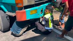 Aksi PJR Polda Sulbar amankan mobil mogok di tanjakan Ampallas tuai pujian