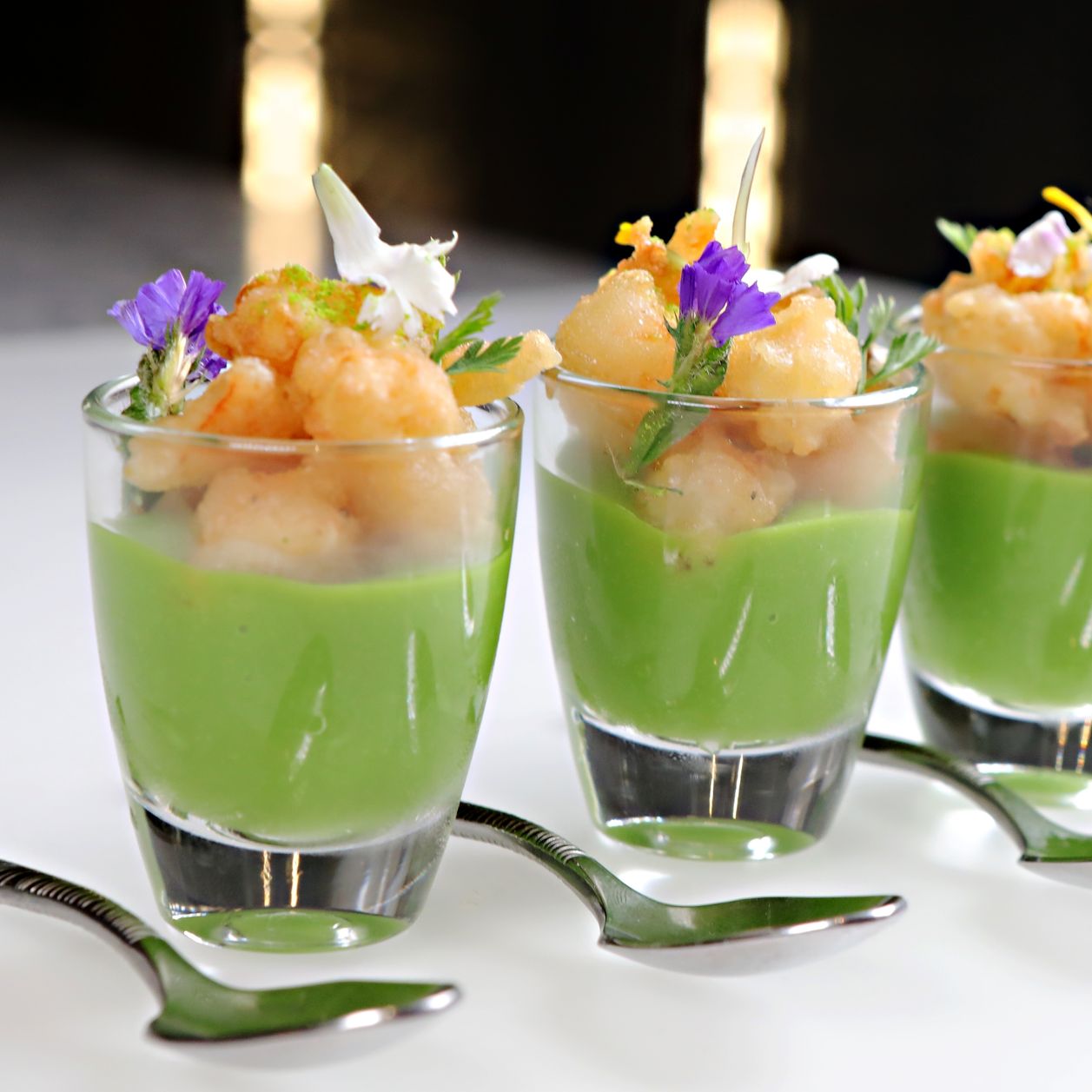 J'ai simplement mis ce mélange d'avocat-crevettes dans une verrine et ...