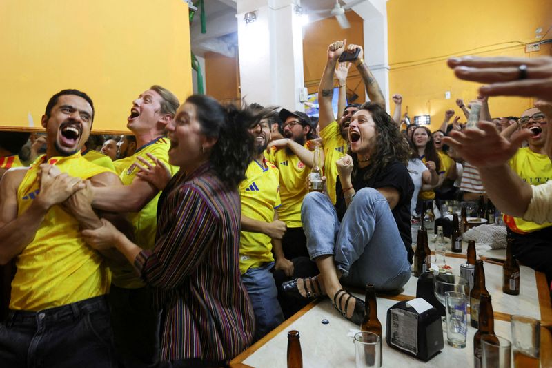 Soccer-Mexico City turns yellow as Colombian fans make Azteca feel like ...