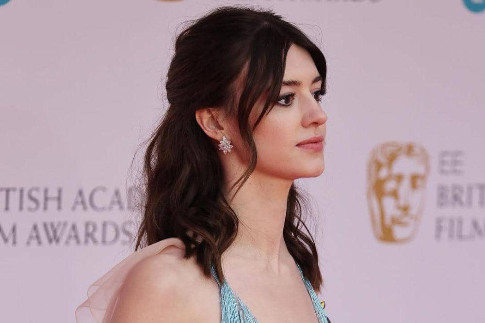 Deretan gaya rambut Daisy Edgar-Jones yang fresh dan elegan