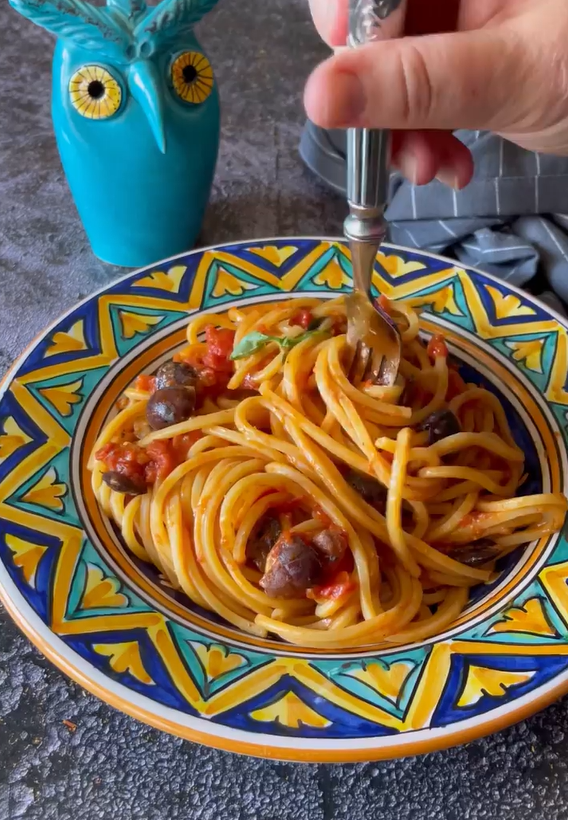Pasta alla Turiddu: ricetta veloce siciliana con pomodoro, olive e origano