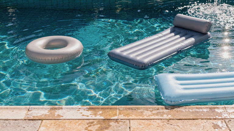 Las colchonetas que convierten la piscina en el rincón favorito de la ...