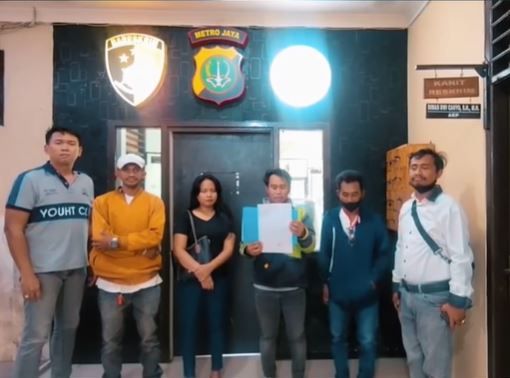 Acung jempol, debt collector dan pemotor wanita selesaikan tunggakan ...