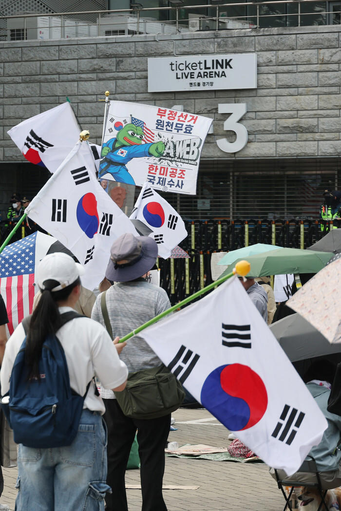 Protesters over ballot shortage