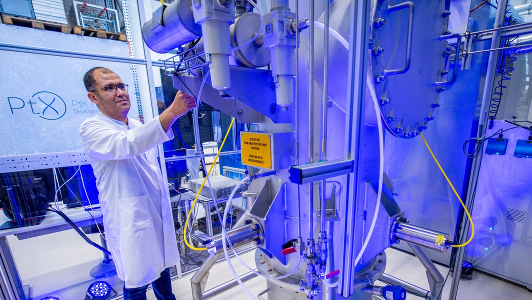 Simulating nuclear fireball cooling for fallout insights