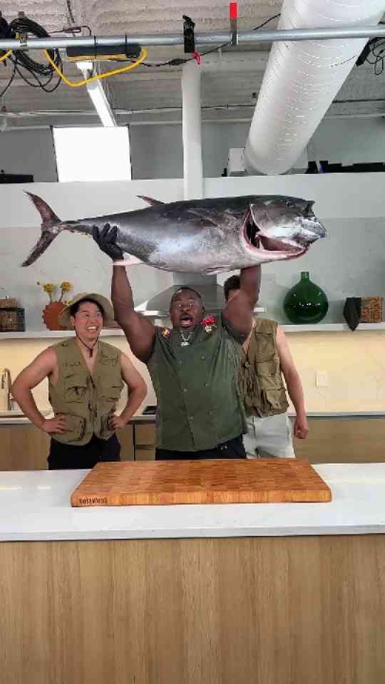 Chef Rush lifts a giant tuna like it's nothing!