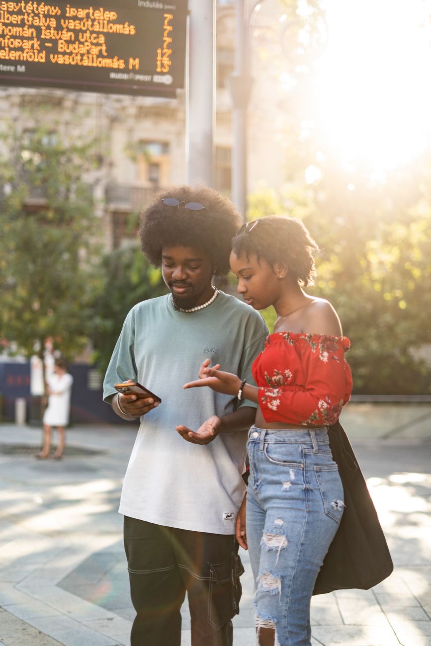 5 tourist habits locals notice before you even ask for directions
