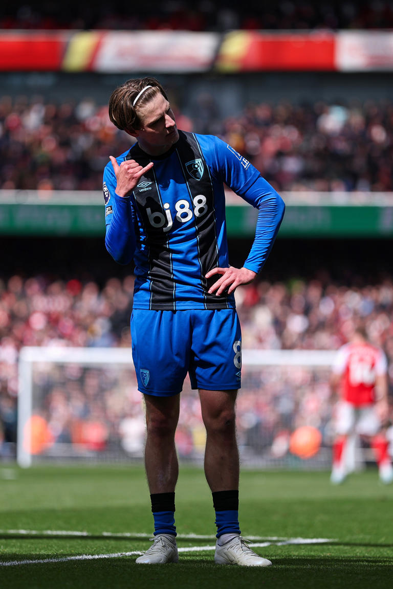 Transfer news live: Arsenal prepare Barcola bid; Liverpool sign Munoz
