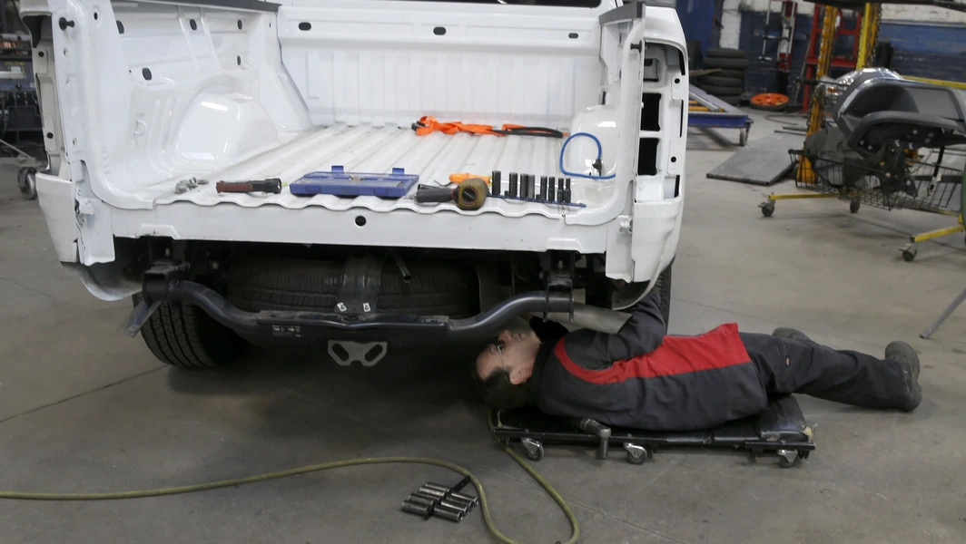 Comparing lift kits and leveling kits for trucks