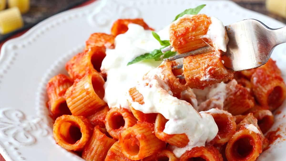 It's not the sauce! This single finishing touch makes simple tomato ...