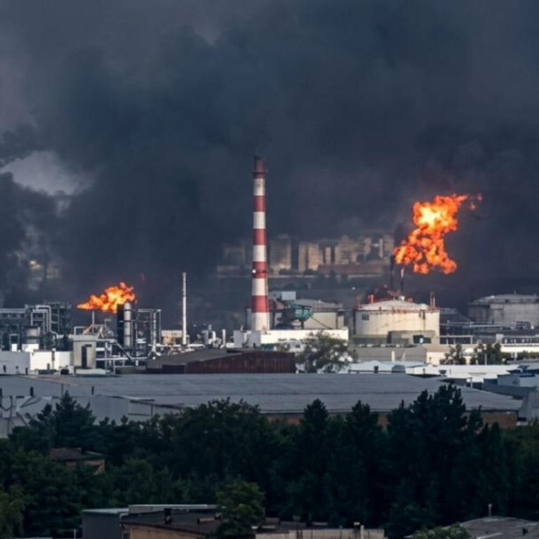 Massicci attacchi incrociati Russia-Ucraina. Colpita una raffineria a ...