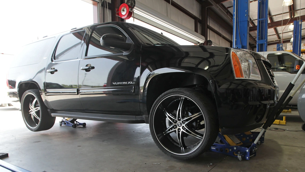Comparing lift kits and leveling kits for trucks