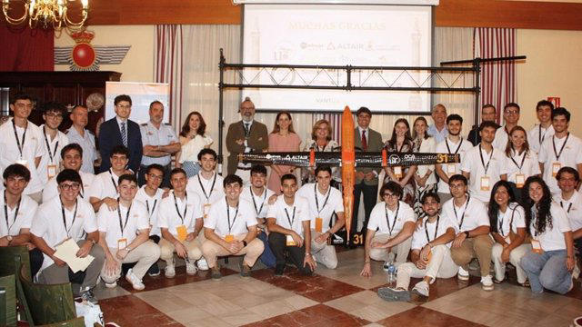El equipo de diseño aeronáutico de la US presenta su aeronave para ...