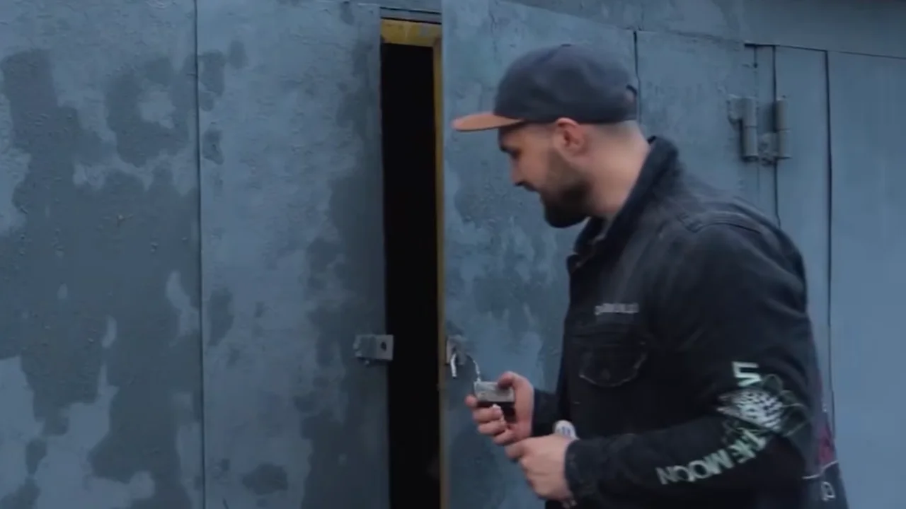 US men buy abandoned garage for $17,000 and find an unbelievable sports ...