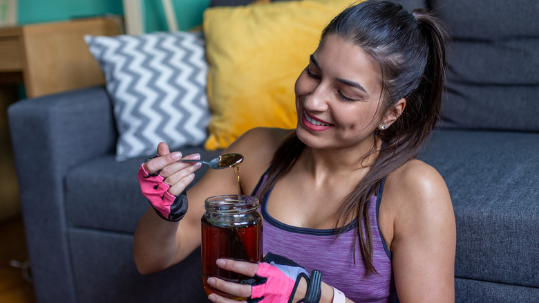 Why you should eat honey as a pre-workout snack before exercising