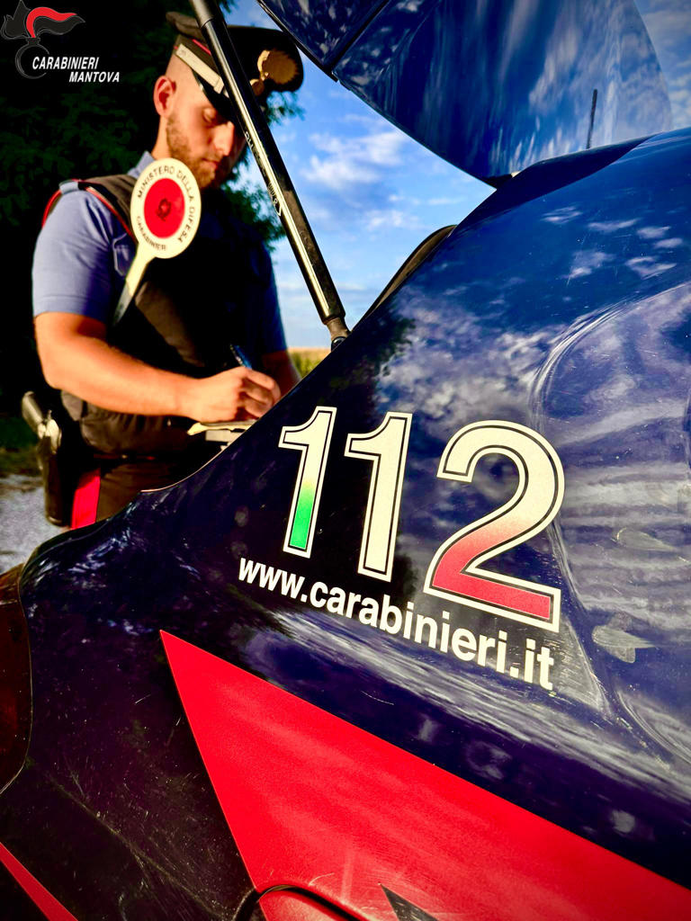 Mantova, il cane abbaia da tre giorni: i carabinieri entrano nell ...