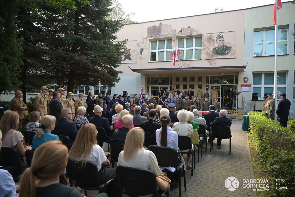 Wojenny mural wita uczniów III LO w Dąbrowie Górniczej. Patron szkoły ...