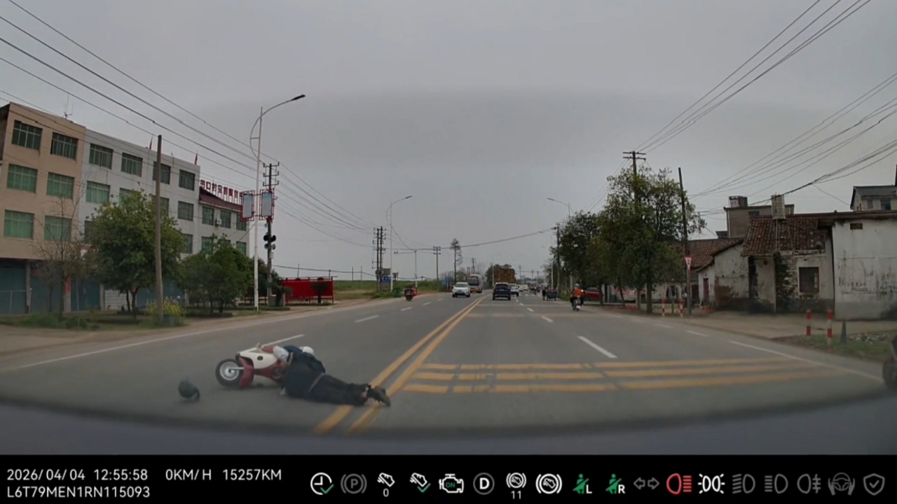 Scooter wipeout on Jiangxi highway!