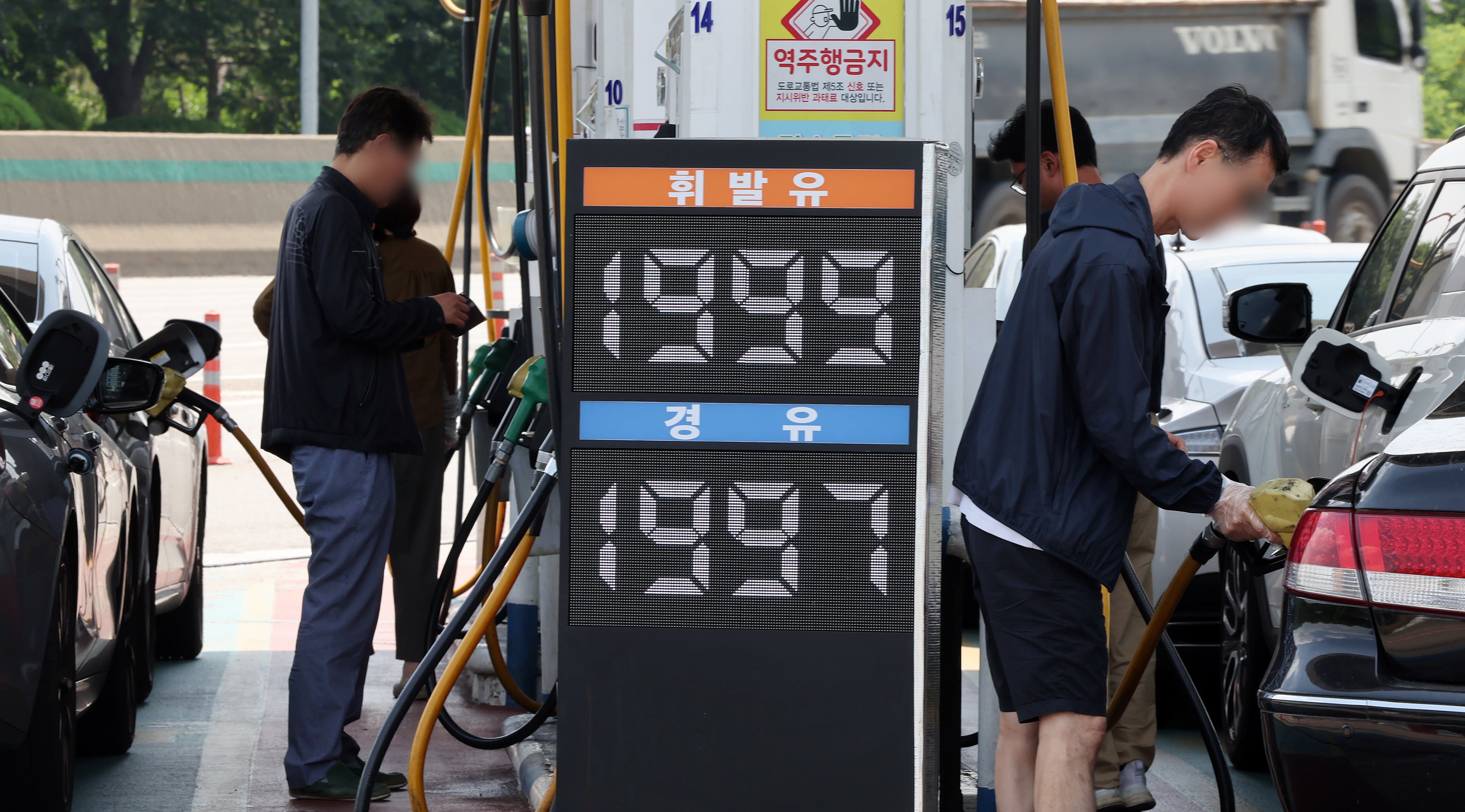 Oil refiners' compensation tied to production costs