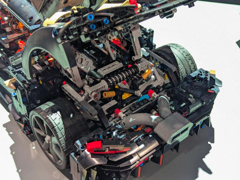 Lego Technic built a Koenigsegg Sadair's spear for ants and also a life ...