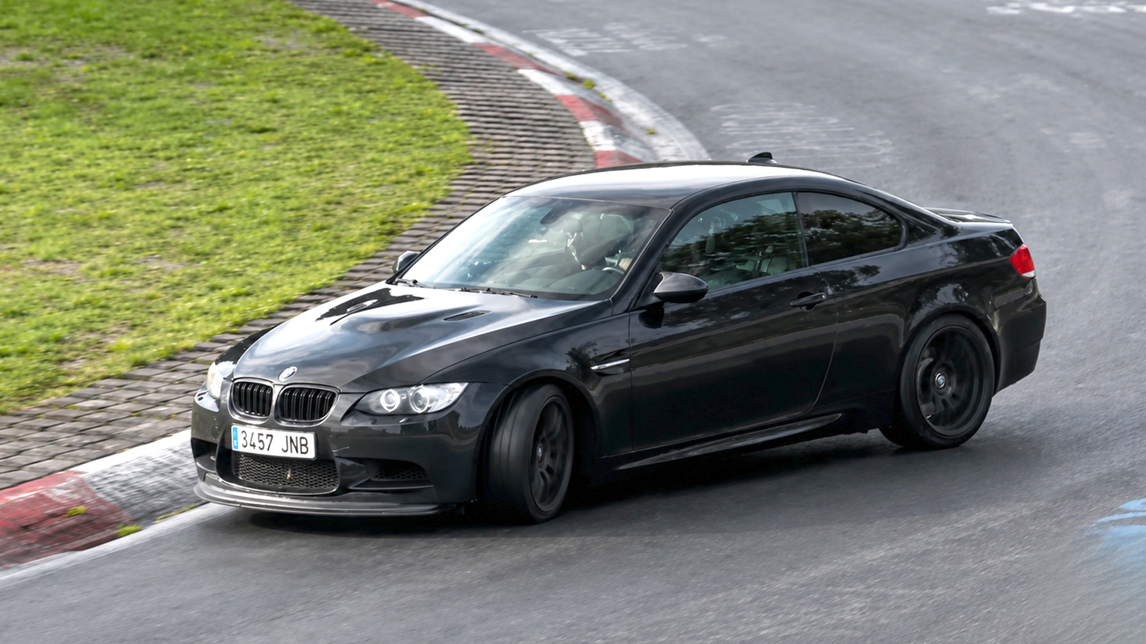 BMW driver turns Nürburgring track run into a drift moment