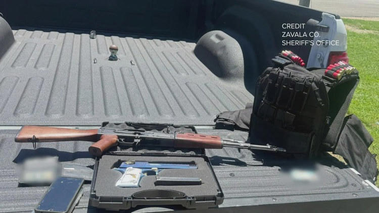 Traffic stop near La Pryor leads to human smuggling arrest, weapon seizure
